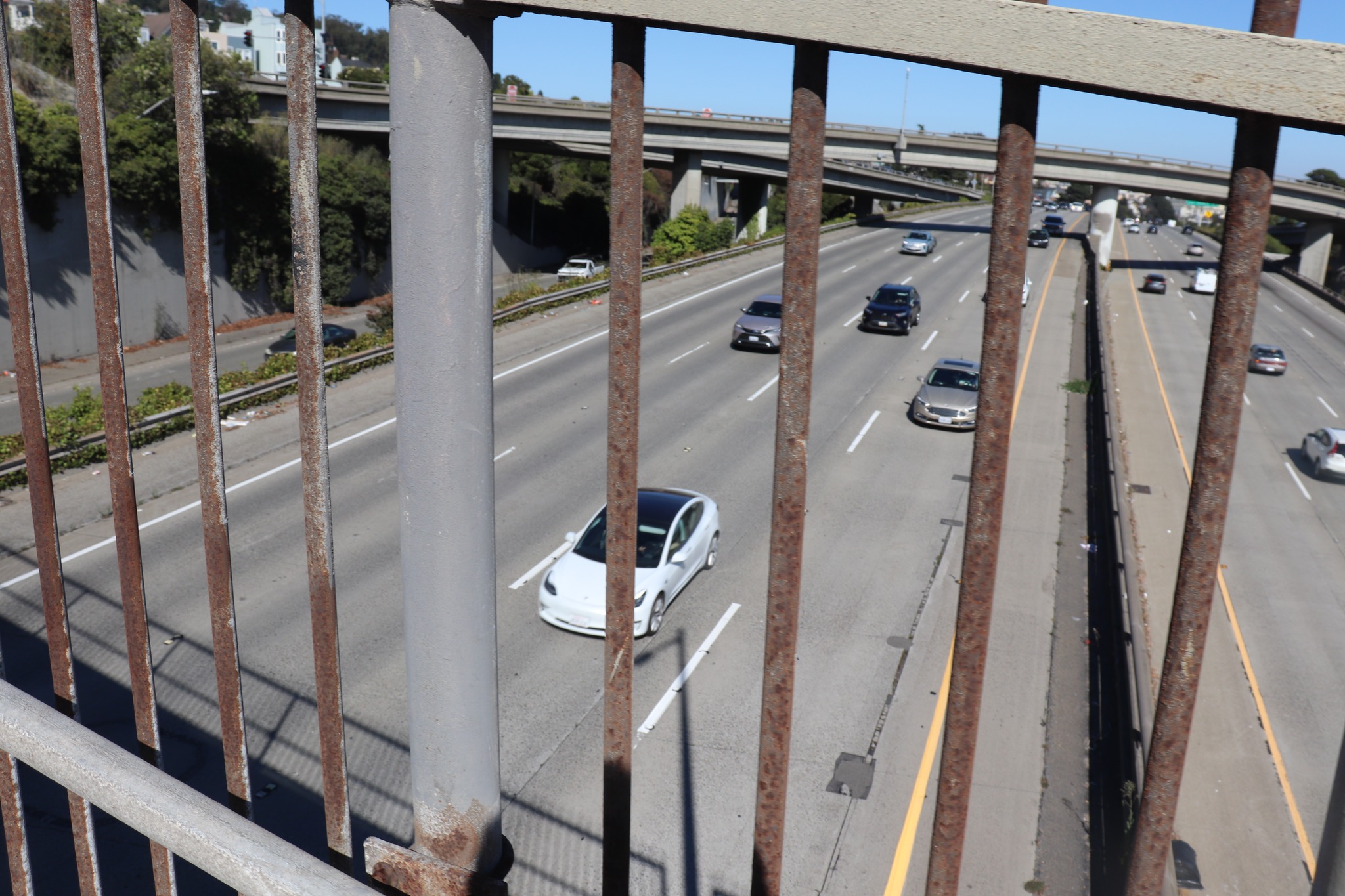 Pedestrian walkway over Highway 280 in San Francisco, October 2024 ...